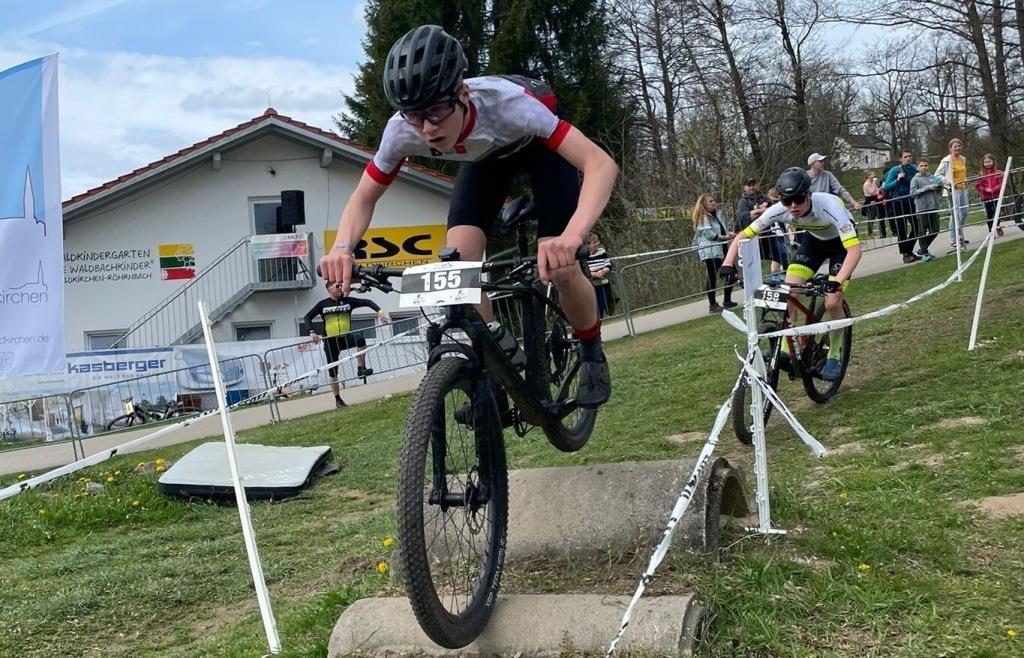 Quirin Bach von run & bike Kelheim fährt erstmals aufs U17-Siegerpodest